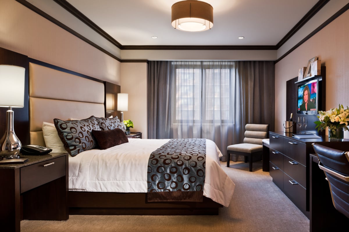Deluxe King Suite in NYC | The Pearl Hotel